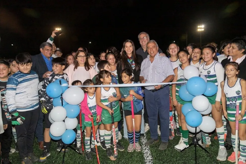 Pringles de Santa Rosa ya cuenta con su cancha de césped sintético ...